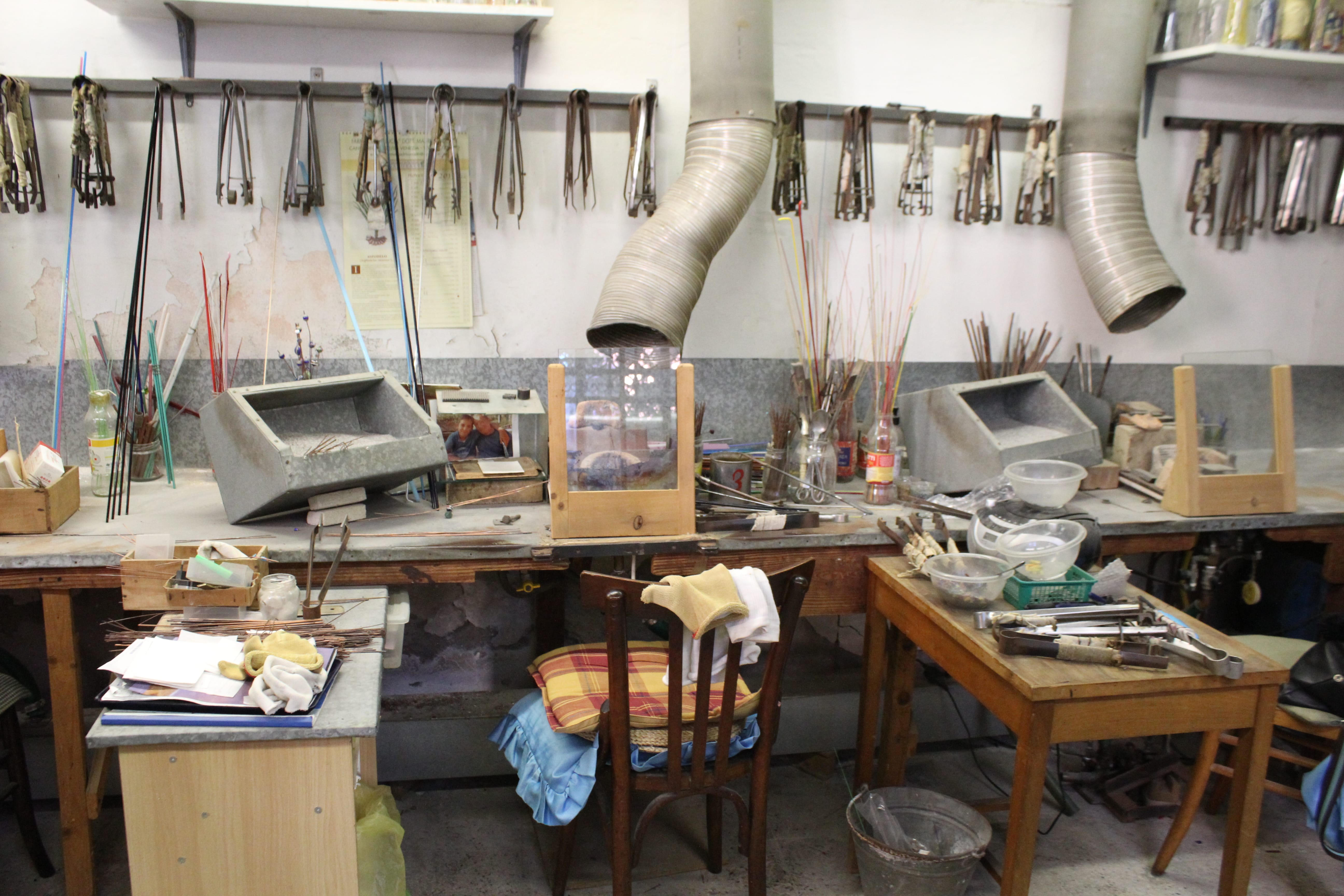 Postazione di lavoro della #perlera/èr# per la creazione di perle a